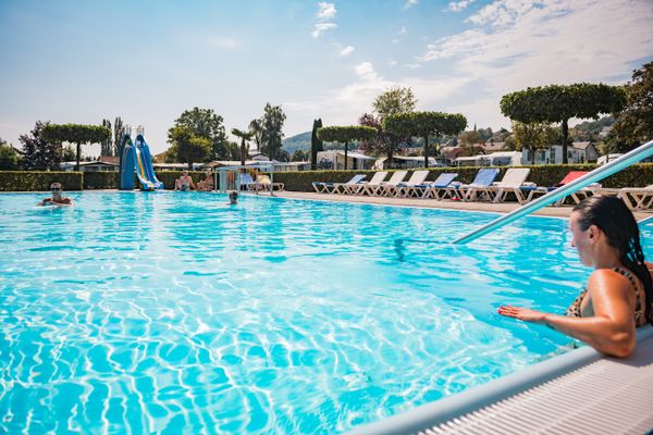 Piscine intérieure et extérieure - Camping Nommerlayen - camping.lu